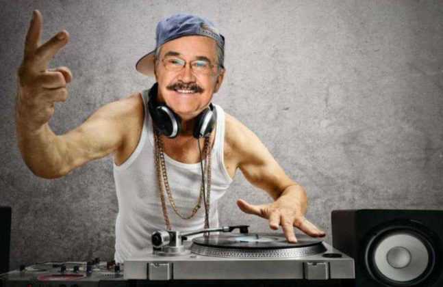 10 canciones que no deben faltar en el playlist del DJ Pedrito Sola