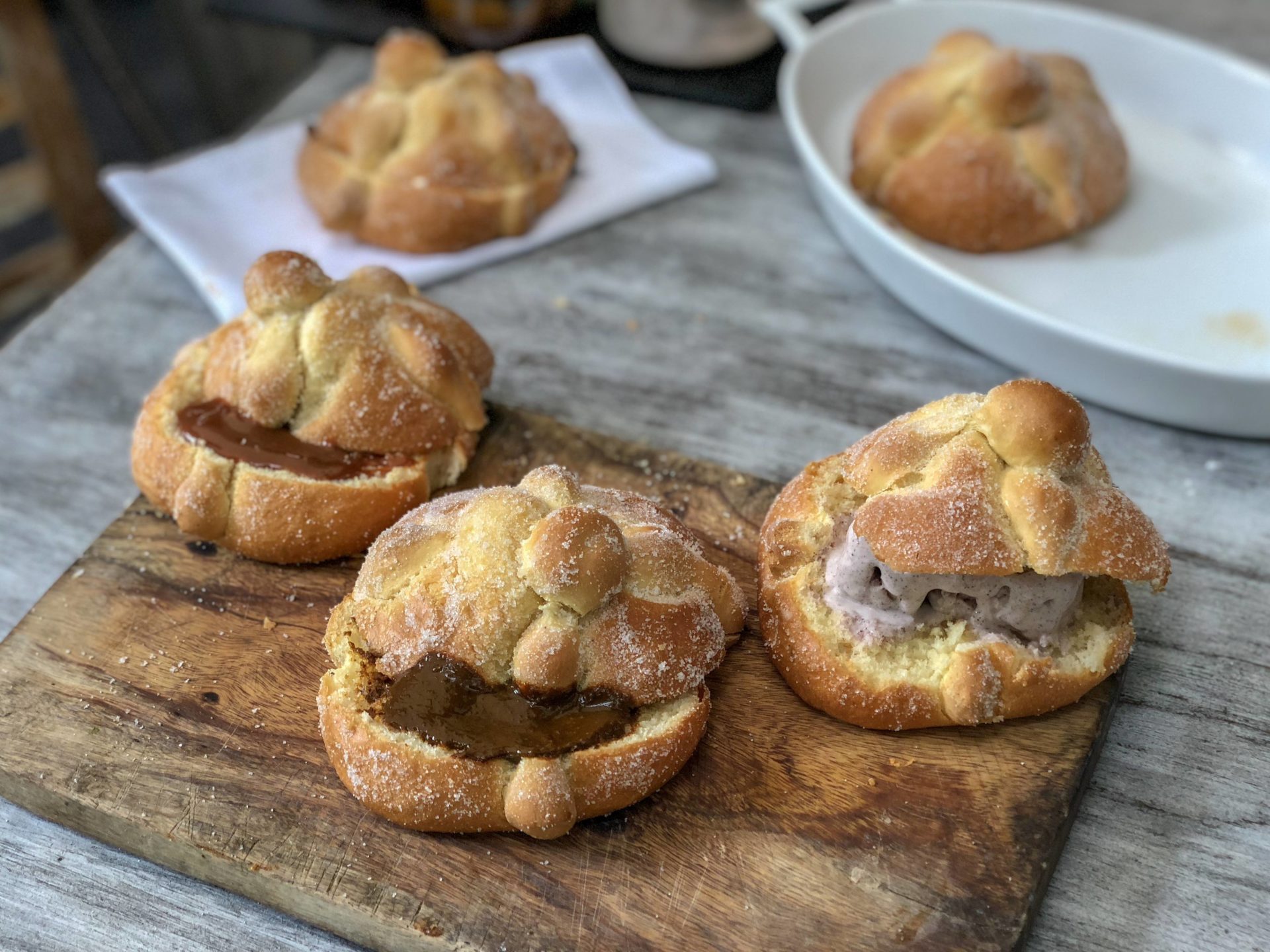 Chilango - Pan de muerto relleno de mole: ¡delicioso! Te decimos dónde ...