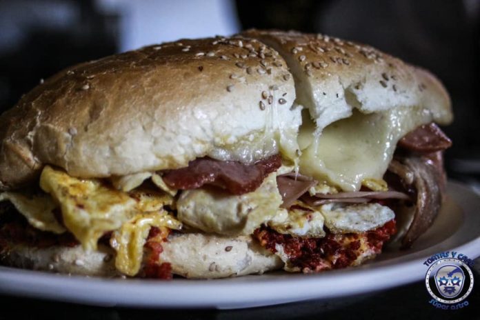 Chilango - Tortas Súper Astro, el hogar de la torta Perro Aguayo