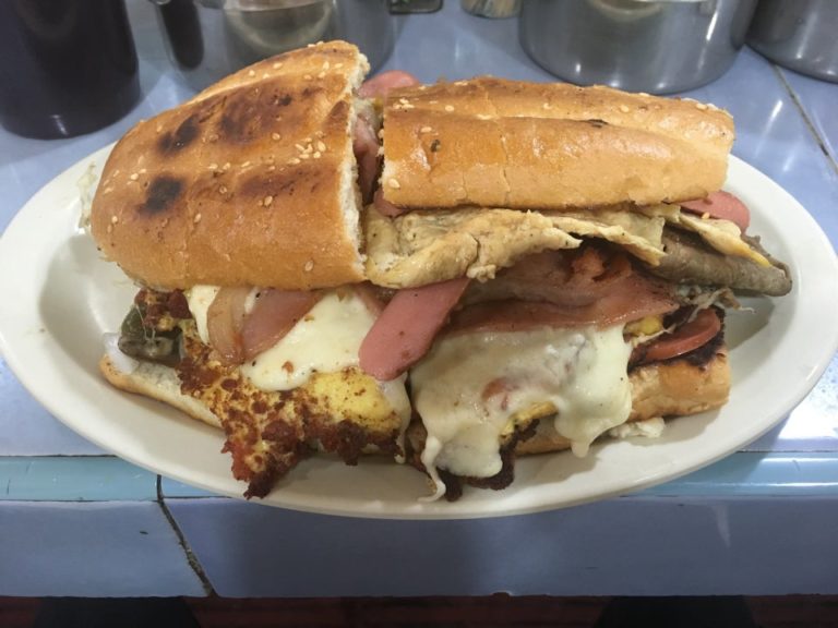 Chilango - Tortas Súper Astro, el hogar de la torta Perro Aguayo