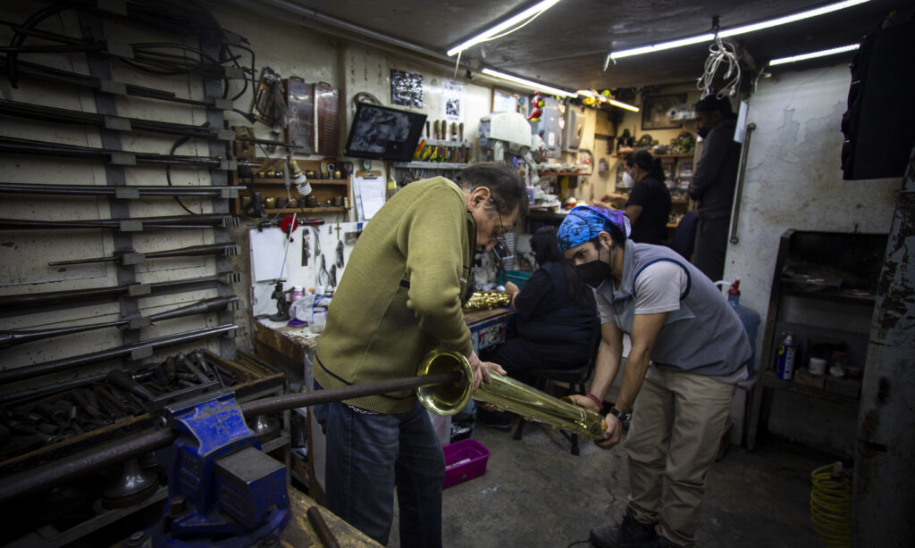 chilango - Taller Olarte, siete generaciones de amor a los instrumentos musicales