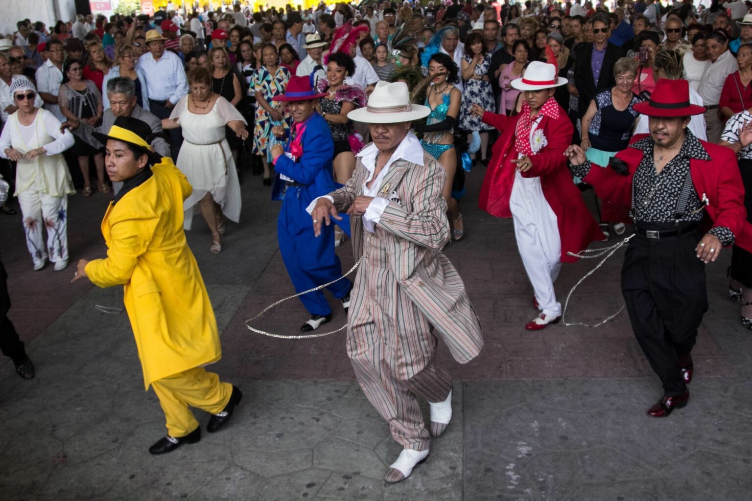 Chilango - Pachucos en CDMX: Habrá baile gratis con pasarela de trajes