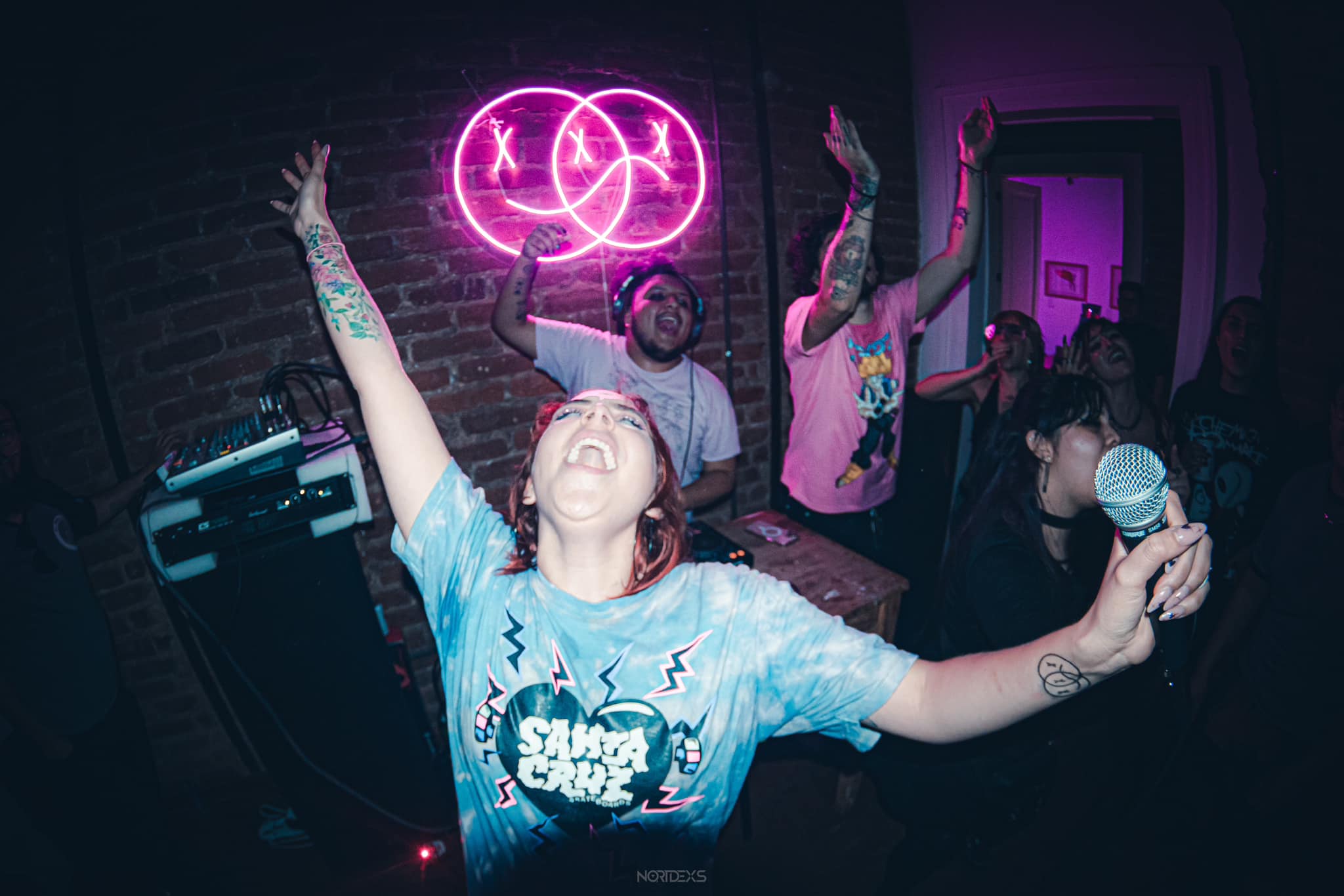 chilango - Fiesta emo en CDMX ¡Saca la playera oscura!