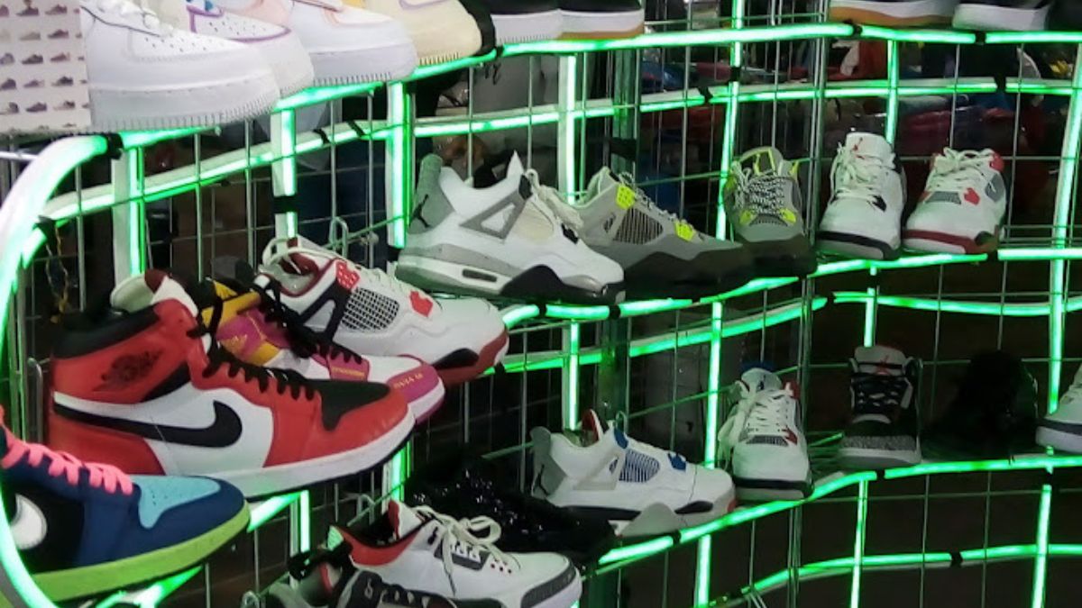 chilango - Así es el tianguis nocturno para comprar tenis de lujo en la ...