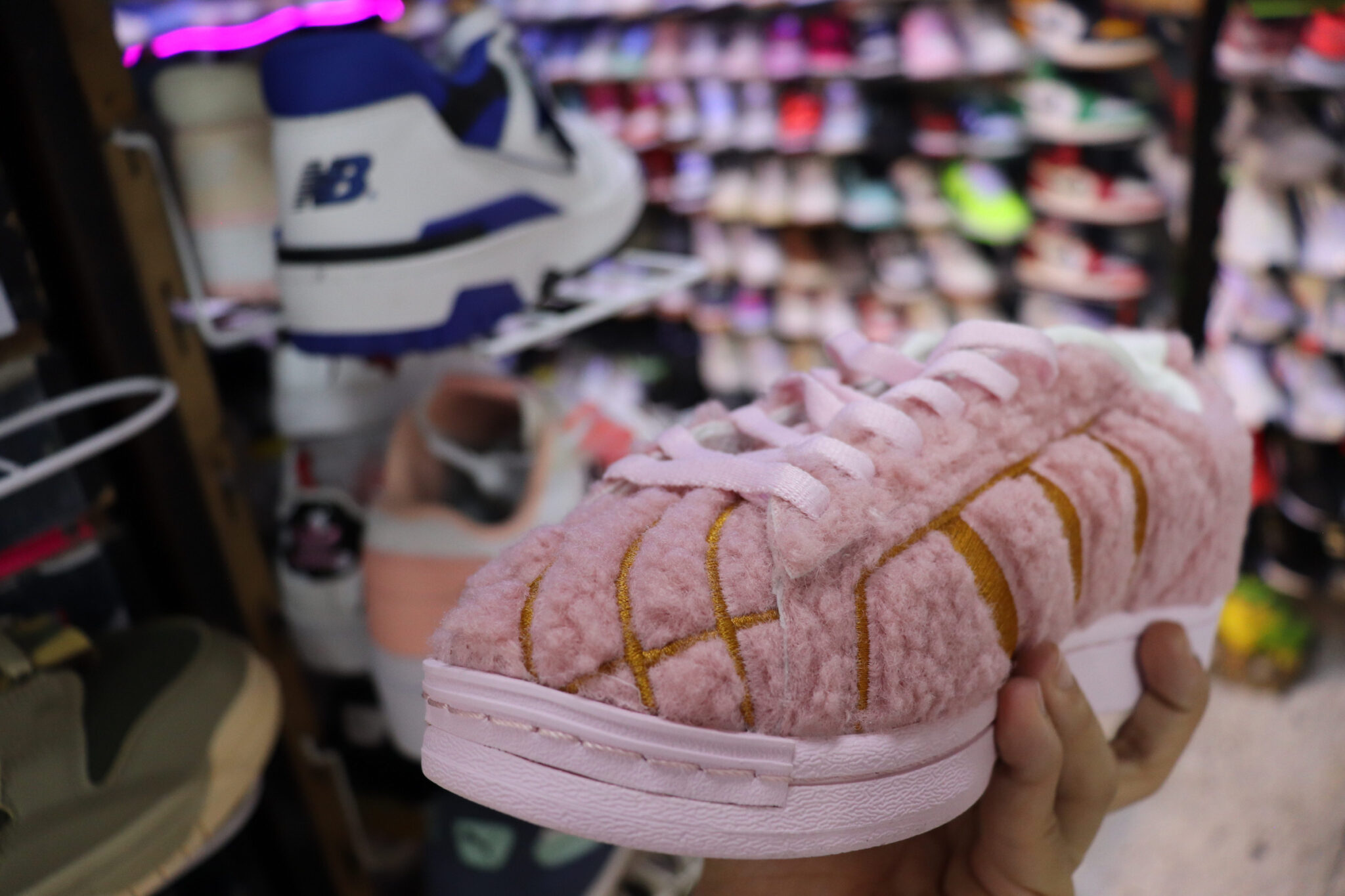 Así es visitar el Mercado de los Tenis en Tepito