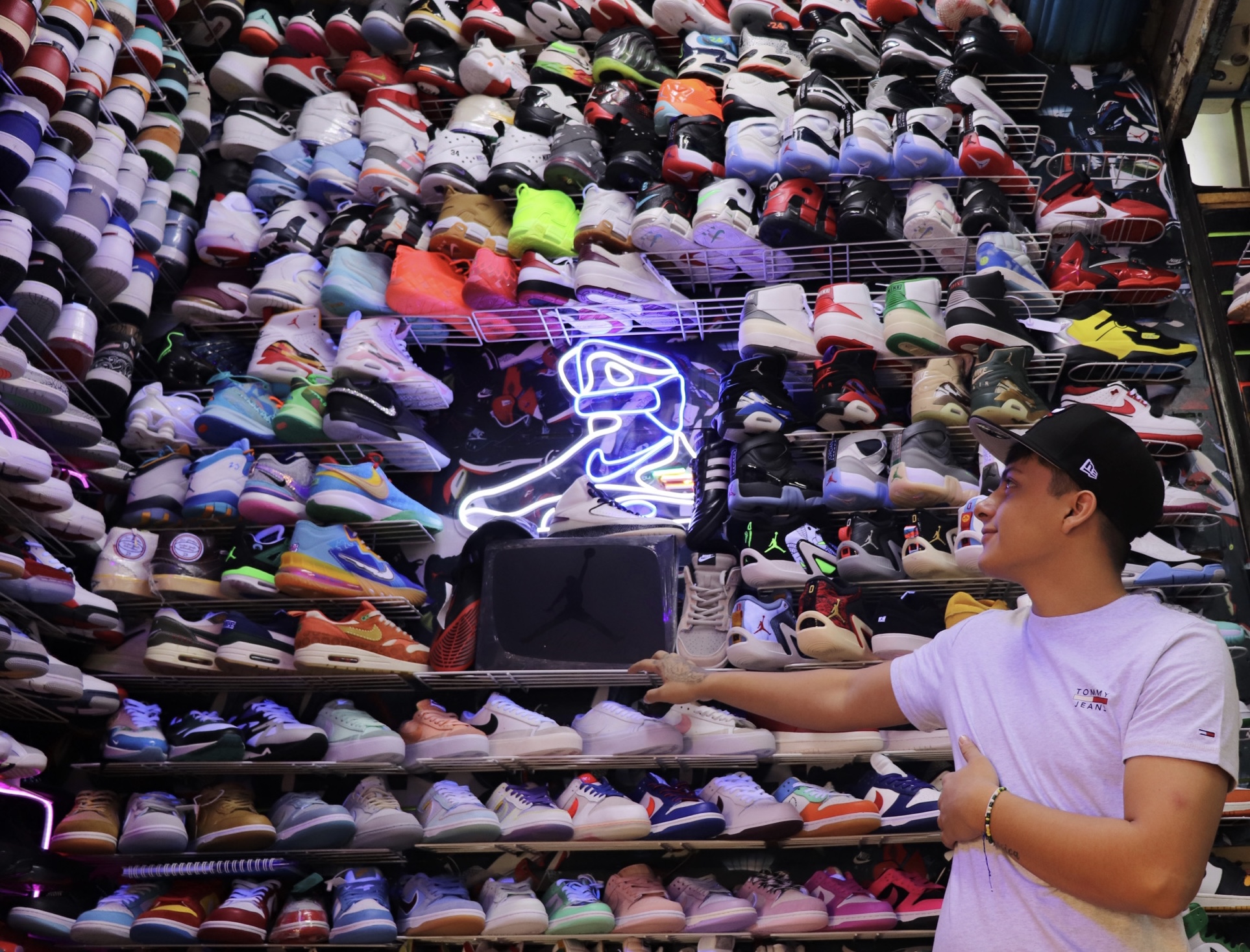 Así es visitar el Mercado de los Tenis en Tepito