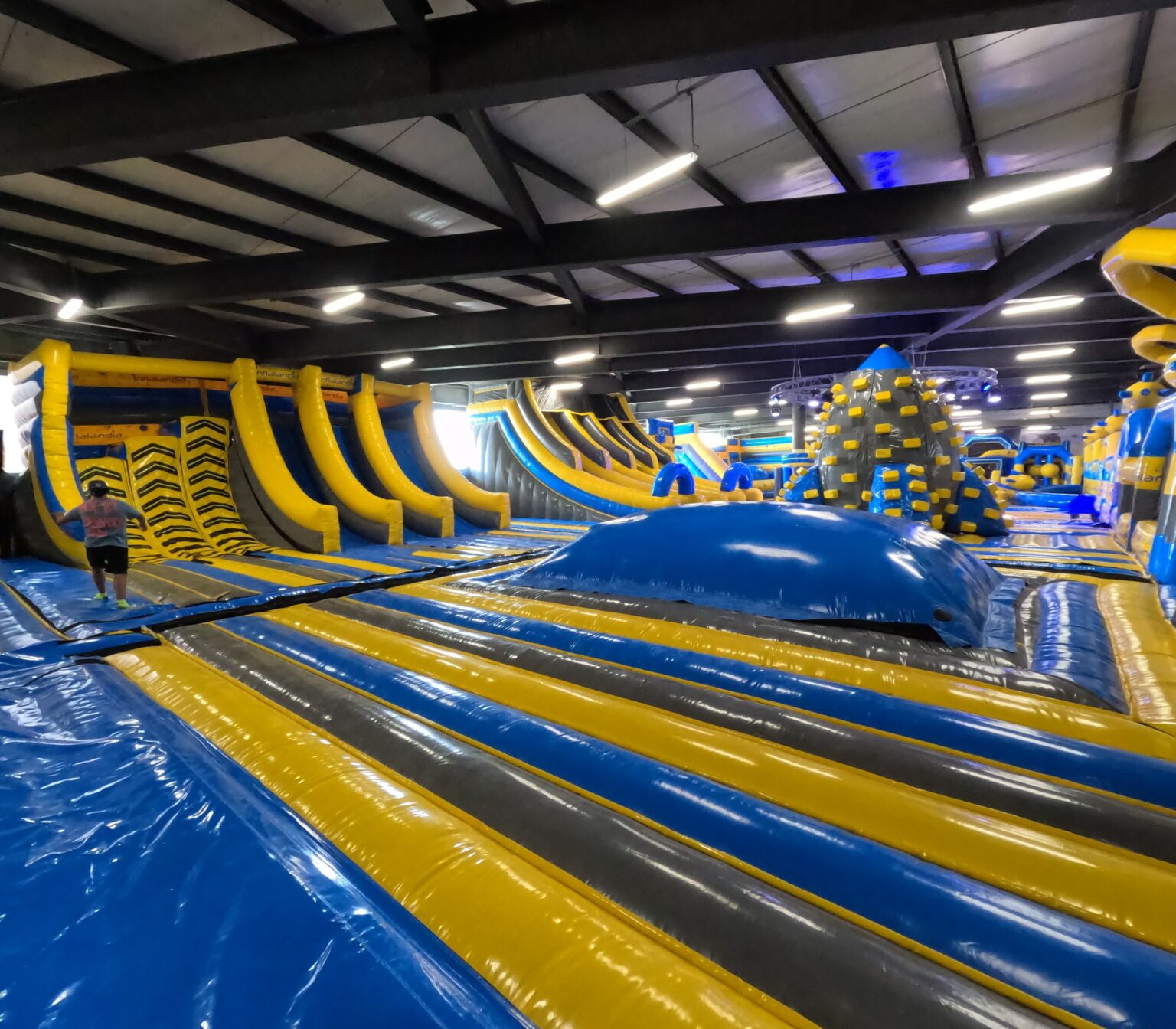 chilango - Así es Inflalandia, el parque inflable más grande de México ...