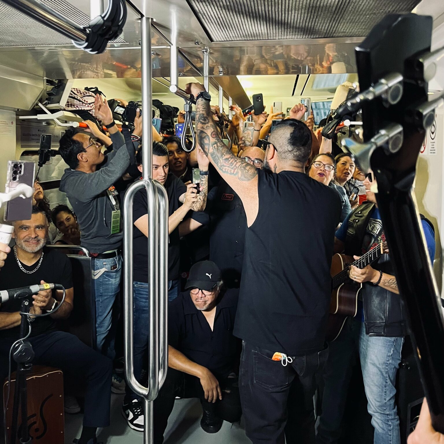 Chilango - Panteón Rococó da concierto en movimiento en Tren Suburbano ...