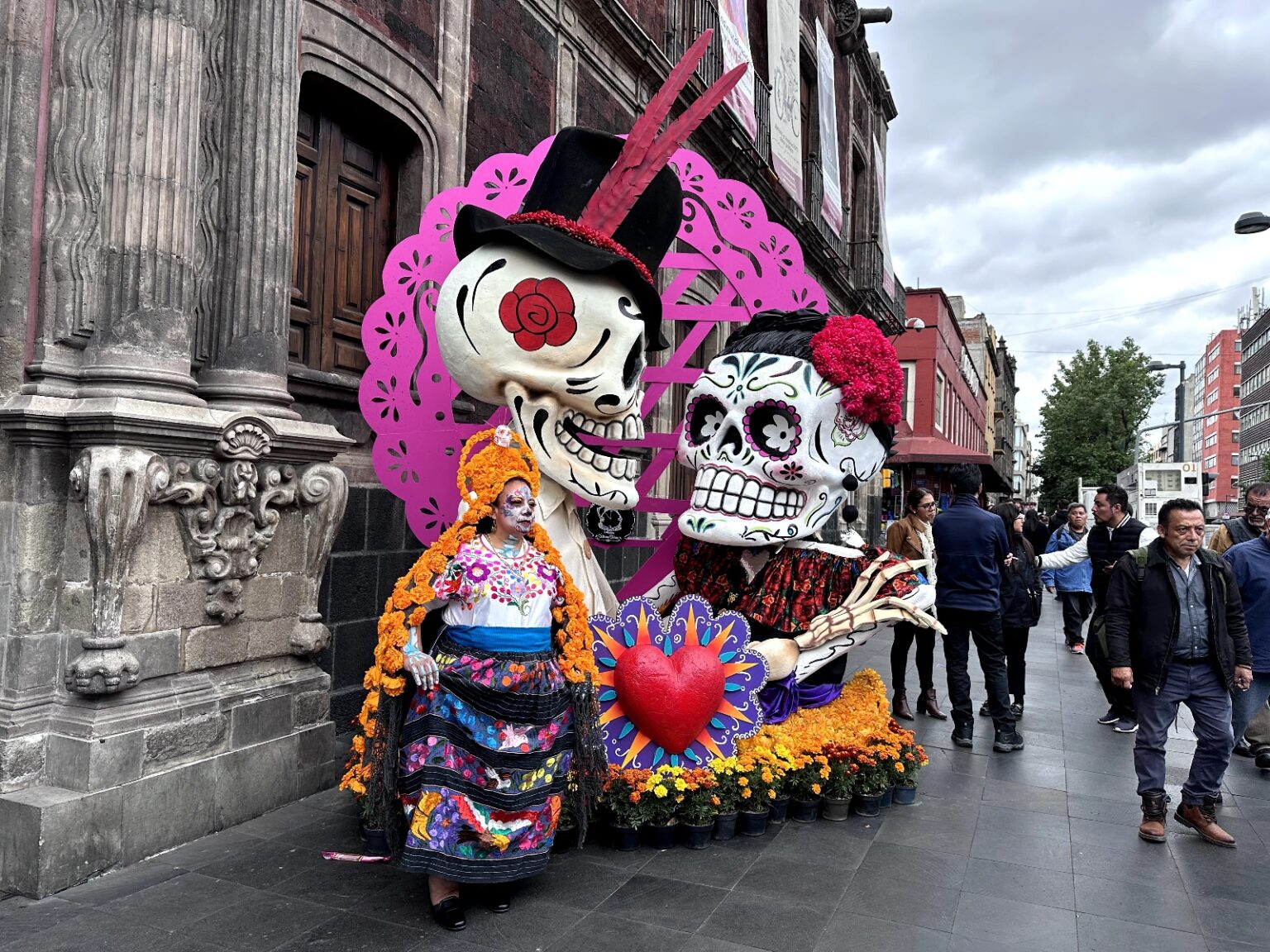 chilango - Megaofrenda del Zócalo por Día de Muertos tendrá escultura de 17 metros de altura en ...