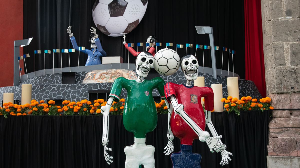 chilango - ¿Una cascarita? Así la megaofrenda a leyendas de futbol mexa