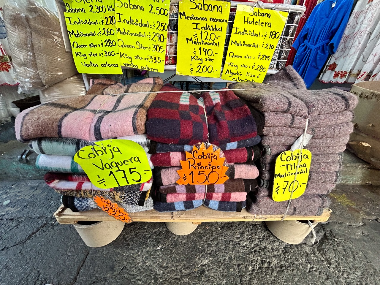 Chilango - Cobijas en CDMX: conoce la calle en el centro para comprar barato