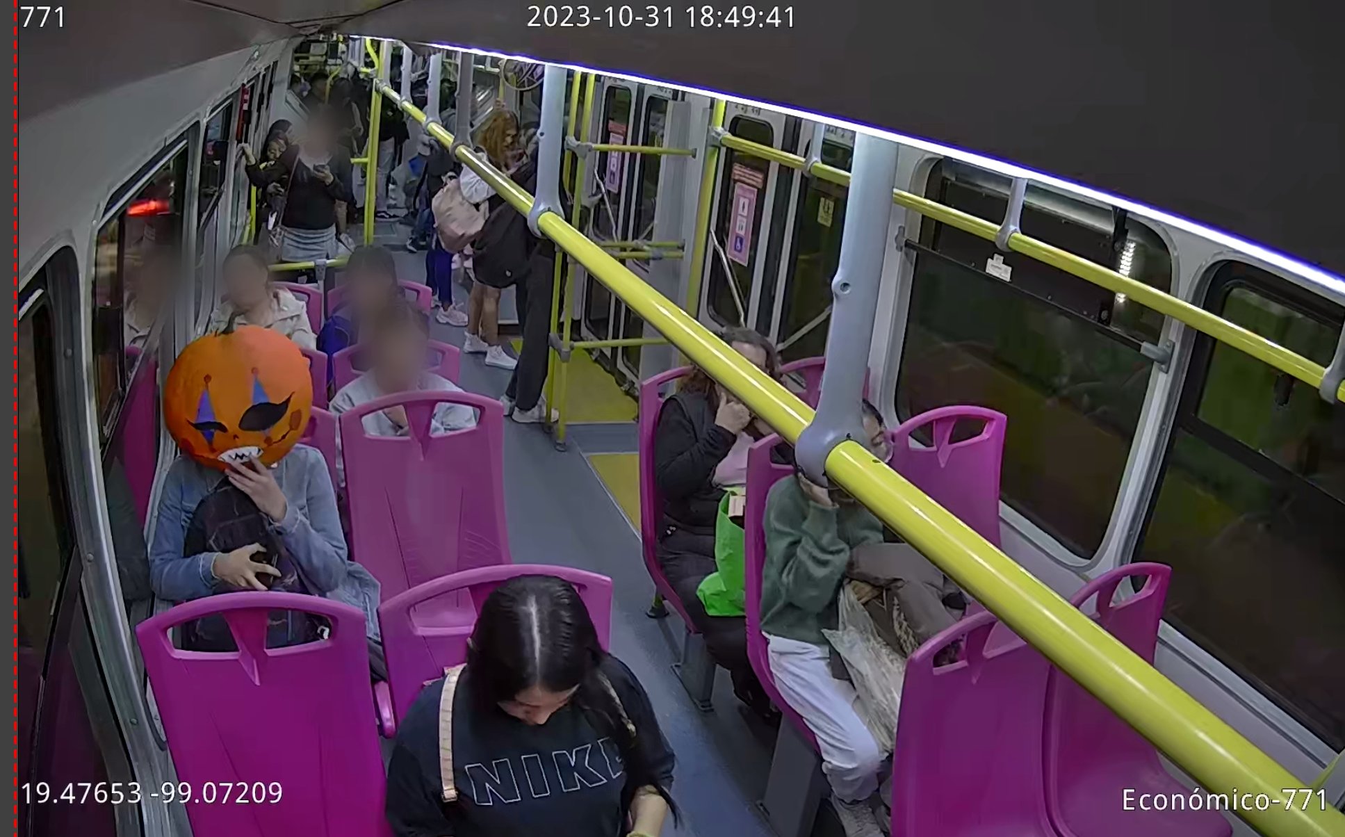 Chilango - Metrobús de la CDMX toma fotos a chilangas y chilangos ...