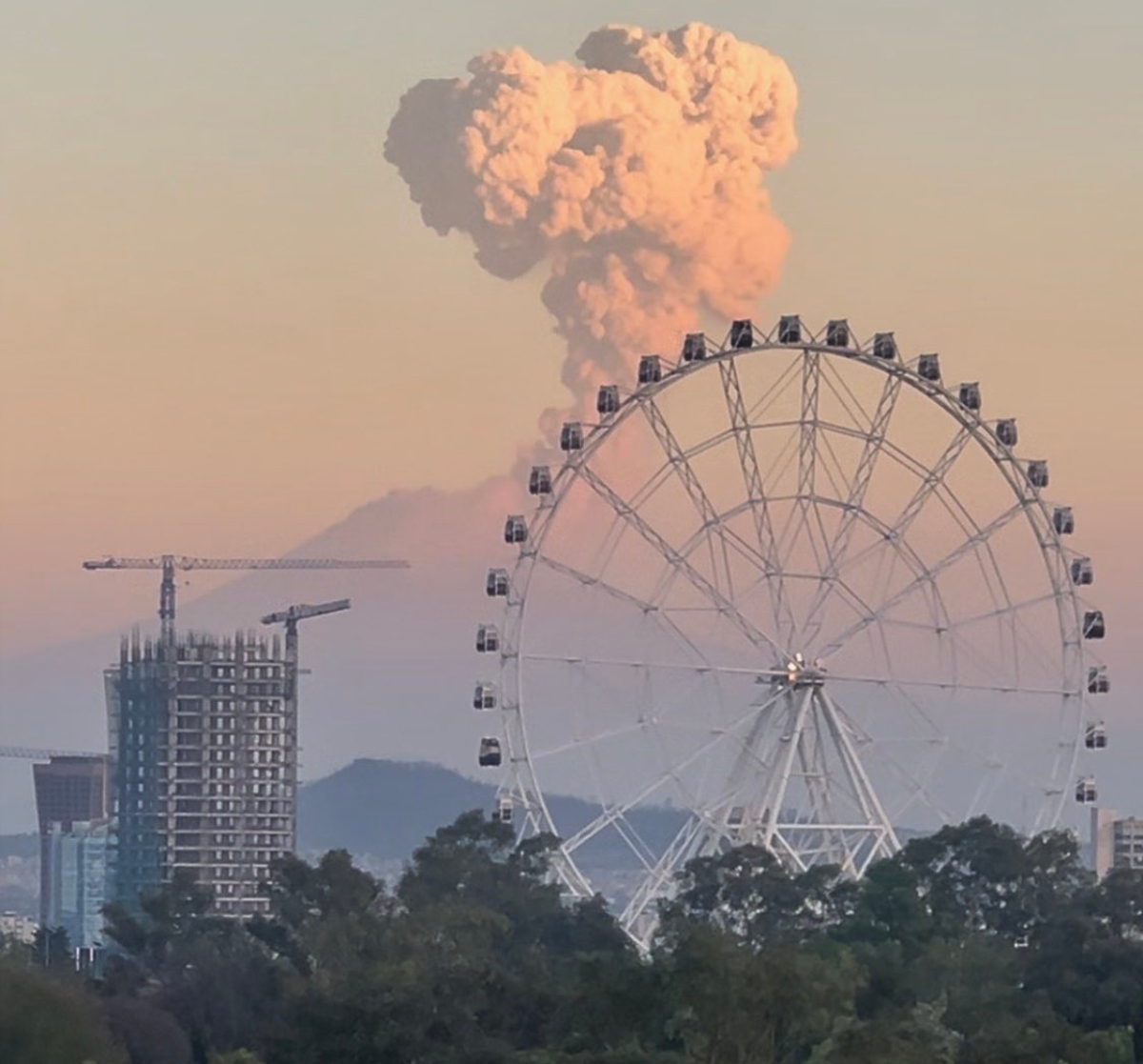 Chilango - Volcán Popocatépetl lanza impresionante fumarola | FOTOS