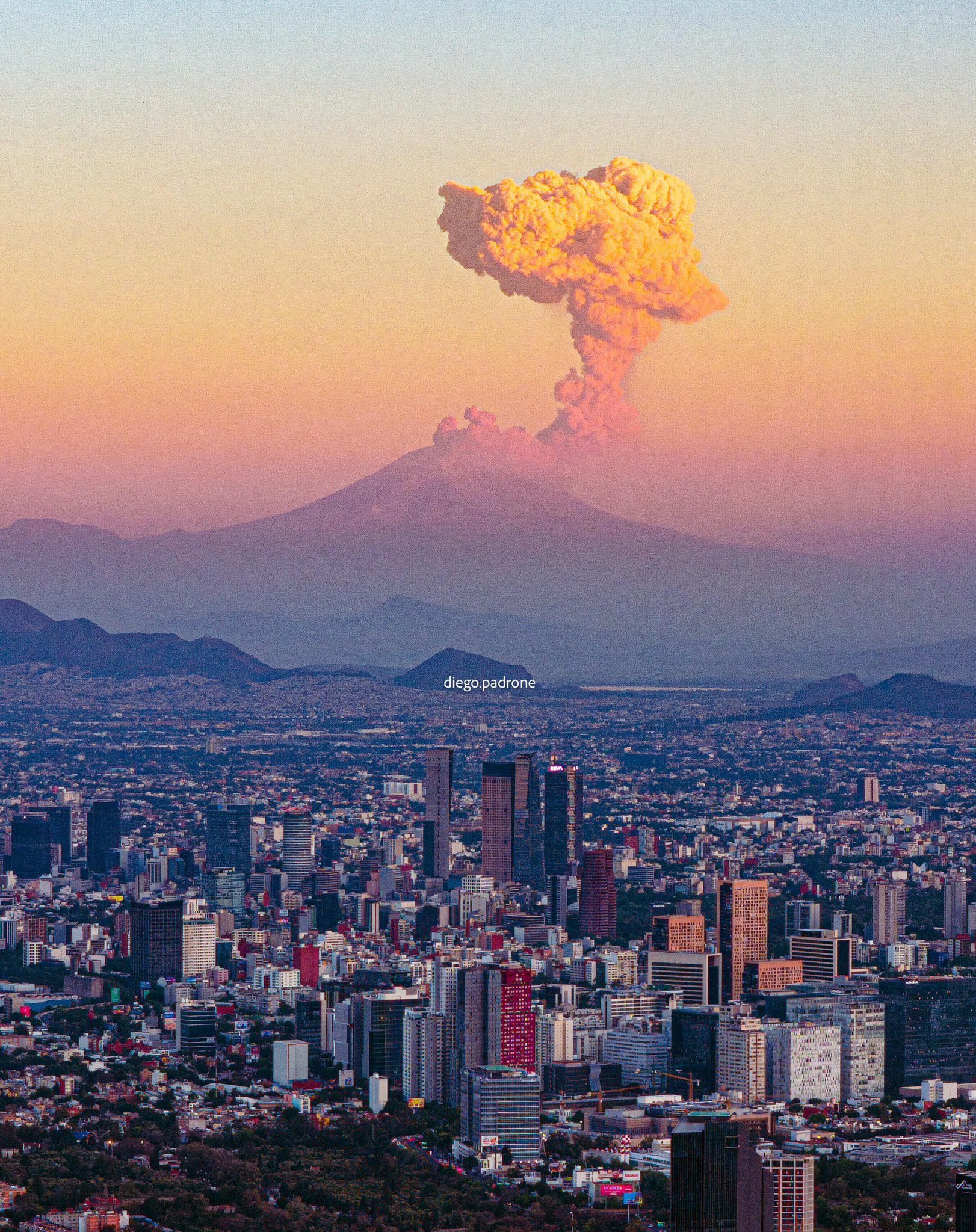 Chilango - Volcán Popocatépetl lanza impresionante fumarola | FOTOS