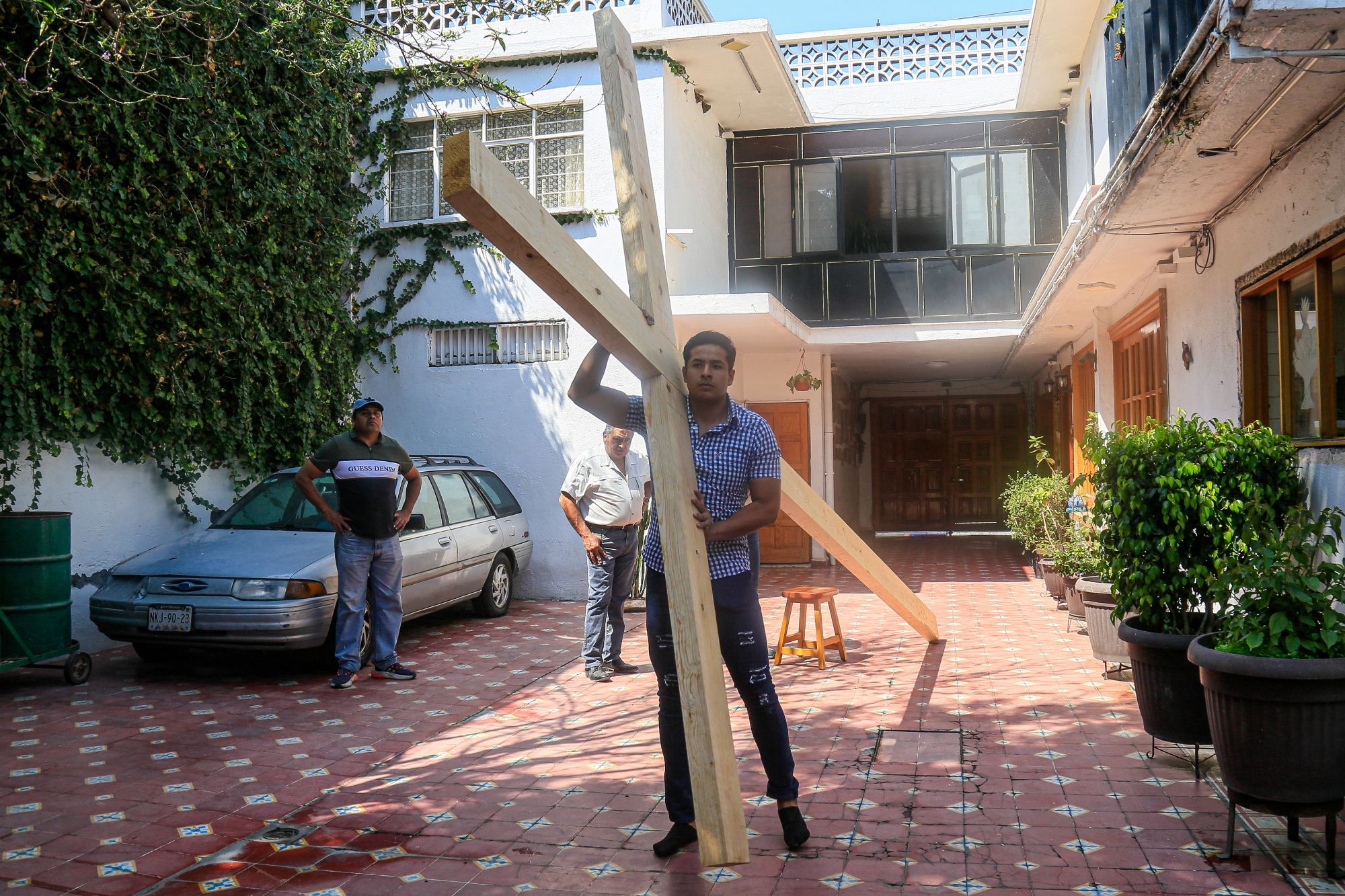 Semana Santa: conoce la carpintería de CDMX que hace la cruz del Cristo ...