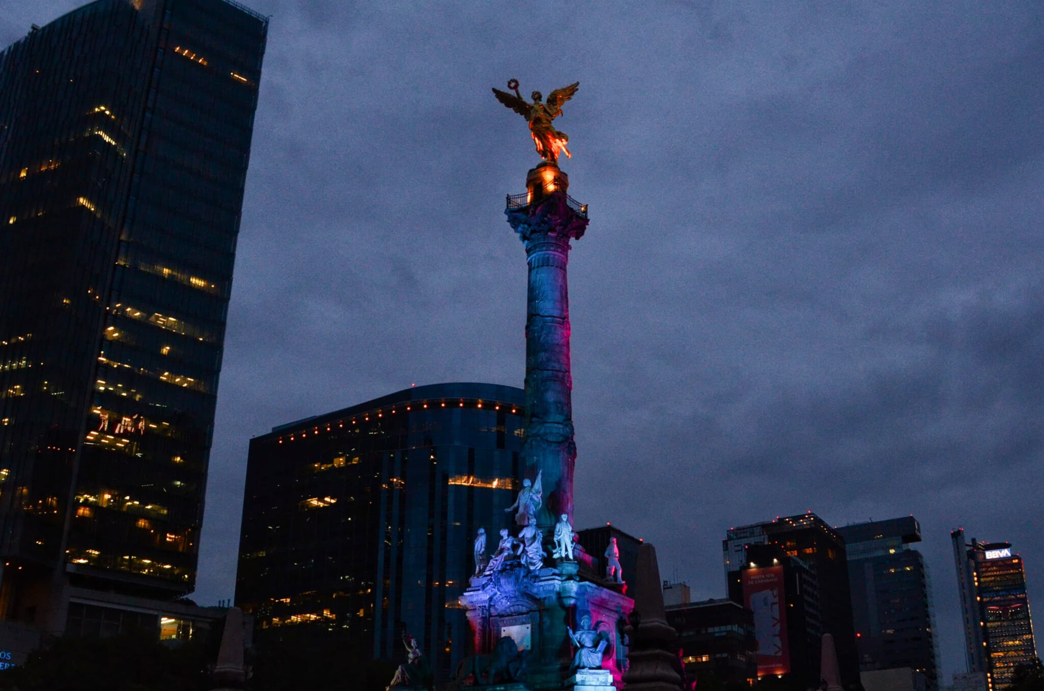 Chilango - Día del Orgullo LGBT+: iluminan de arcoíris edificios de CDMX