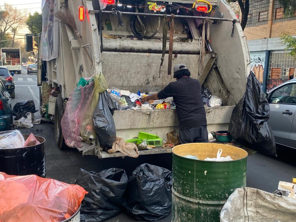 Chilango - Separación de basura en CDMX: recolectores trabajan doble ...