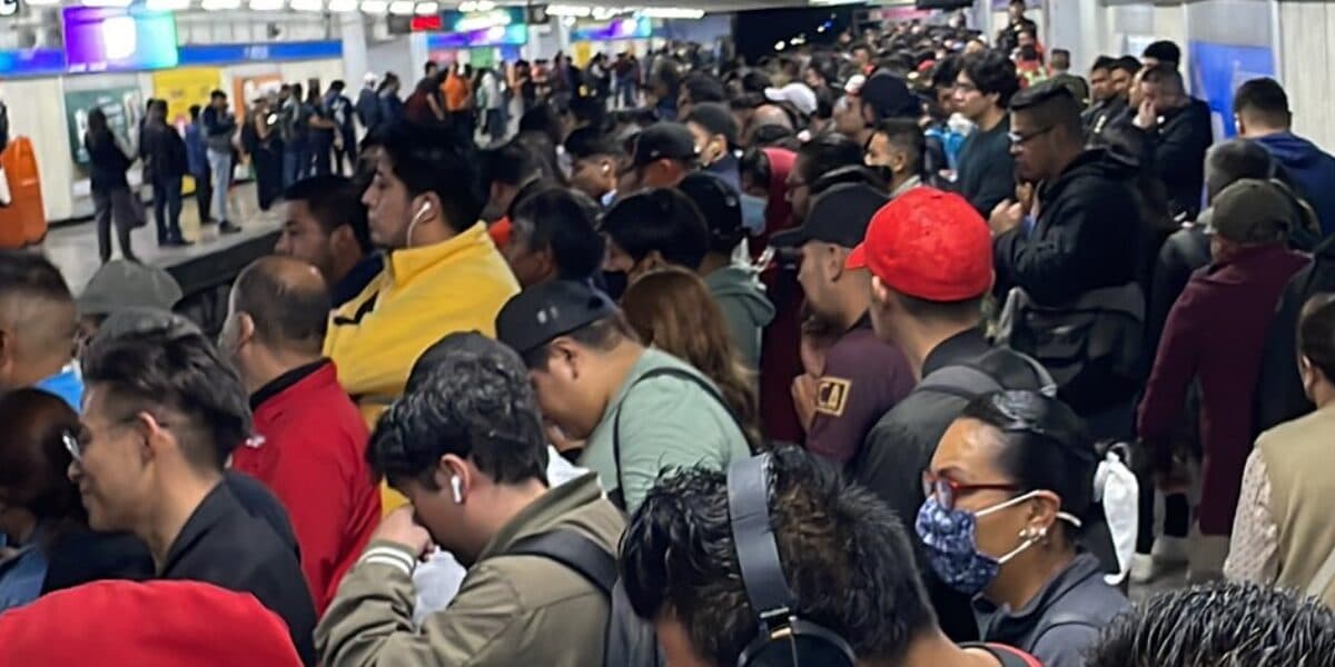 Chilango - Persona causa retrasos en Línea 2 del Metro: camina por vías