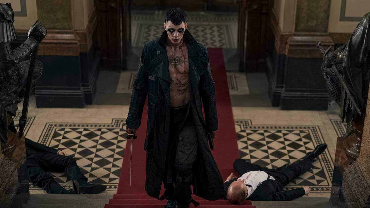 Chilango - El Cuervo: Reseña del reboot con Bill Skarsgard y FKA twigs