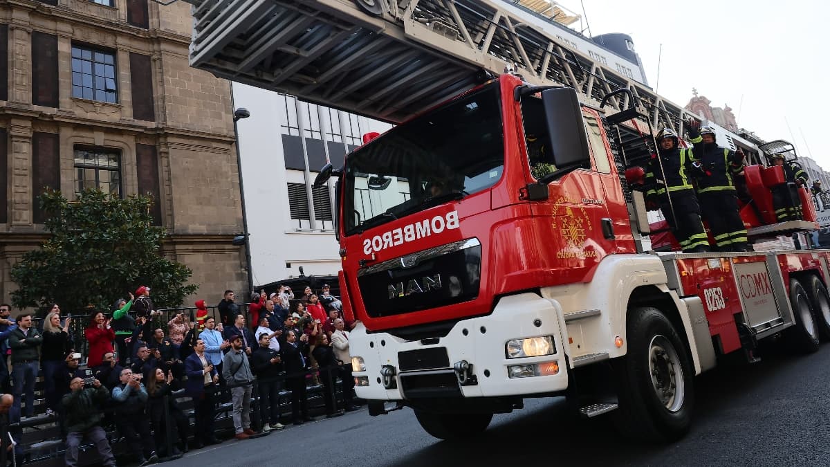 Chilango - Así se vivió el desfile de bomberos en la CDMX | FOTOS