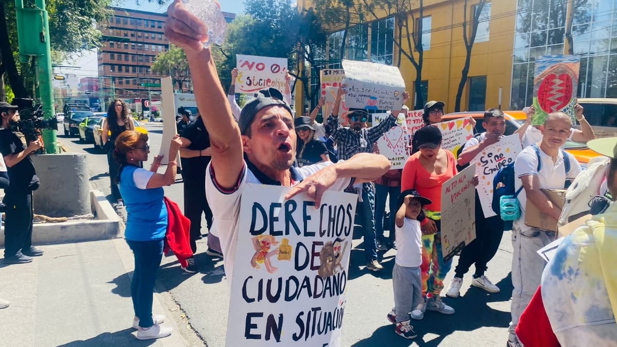 Chilango - Personas en situación de calle marchan en CDMX